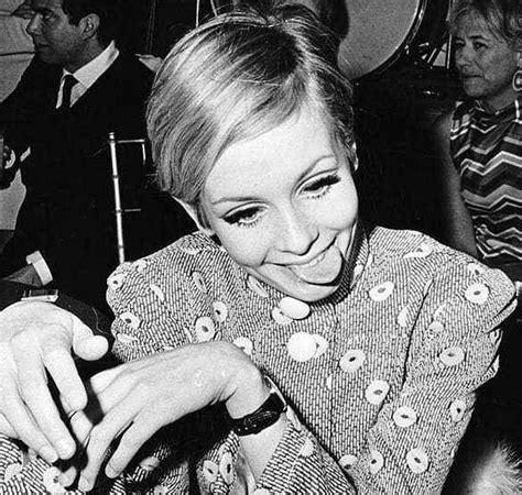 崔姬，世界首位超级名模，年轻时美得个性，70岁时依然在续写传奇女人成为了女孩