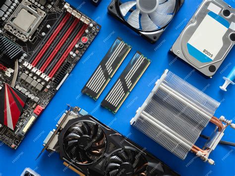 블루 테이블 배경에 하드 디스크 램 Cpu 그래픽 카드 및 마더 보드와 컴퓨터 부품의 상위 뷰 프리미엄 사진