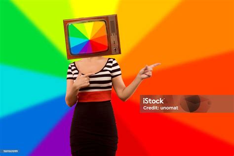 현대 미술 콜라주 중독 된 여자가 가리키고 머리 대신 오래된 Tv가 있습니다 현대적인 스타일의 포스터 진 문화 개념 텔레비전 조작 및 세뇌 매스 미디어 선전 통제 머리에