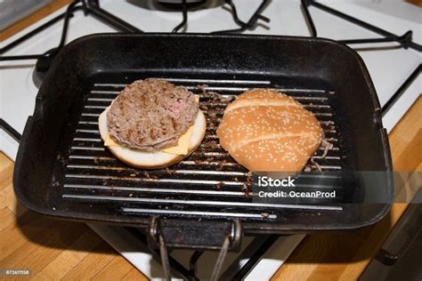 버거 버거 나무 보드에 치즈와 고기 조각입니다 햄버거 만드는 방법 0명에 대한 스톡 사진 및 기타 이미지 0명 감자 요리 감자튀김 Istock
