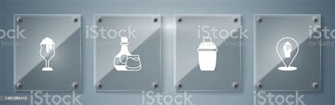 알코올 또는 맥주 바 위치 칵테일 셰이커 위스키 병 및 유리 및 유리를 설정합니다 정사각형 유리 패널 벡터 0명에 대한 스톡