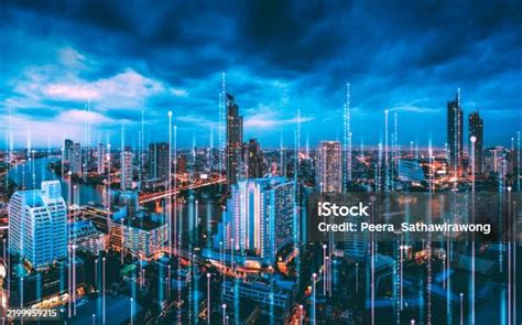 미래 기술 방콕 건물 도시 및 디지털 사이버 인터넷 라인 태국의 푸른 밤하늘 배경 스마트 네트워크 및 연결 기술 개념 0명에 대한 스톡 사진 및 기타 이미지 Istock
