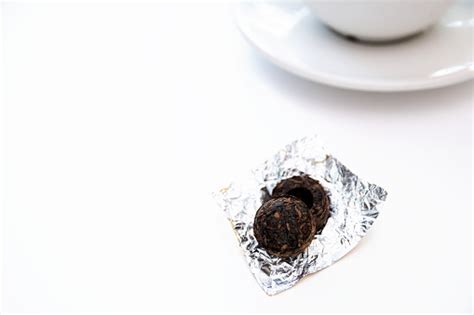 오래된 향기로운 차와 마른 원통형 벽돌의 공 모양의 중국 Puerh 차 향기로운 블랙 Puerh 차 건강한 음료 0명에 대한 스톡 사진 및 기타 이미지 Istock