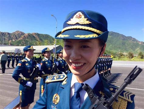 看看阅兵村里的女兵们 靓瞎你 界面新闻 图片