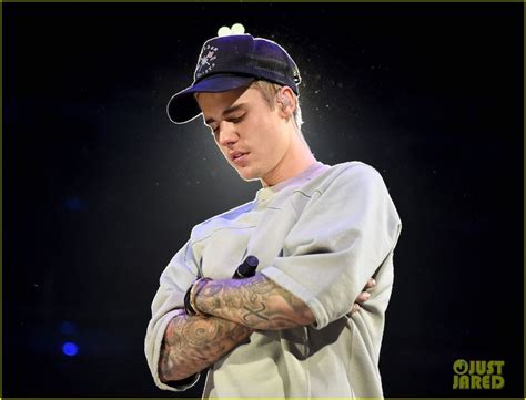 Justin Bieber Cries On Stage At Purpose Album Release Show Justin Bieber Breaks Down In