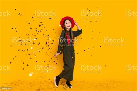 에어 스타 고립 활기찬 노란색 색상 배경에 비행미소 긍정적 인 어린 소녀의 전체 길이 몸 크기 사진 갈색에 대한 스톡 사진 및 기타 이미지 Istock