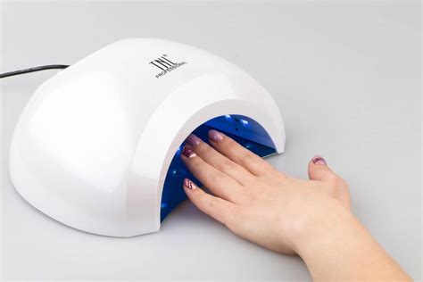Особенности выбора лампы для маникюра