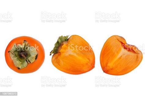 가까이를 격리 하는 흰색 바탕에 두 개의 반쪽에 감 또는 샤론 녹색 잎 한 전체 과일과 한 컷 0명에 대한 스톡 사진 및 기타 이미지 Istock