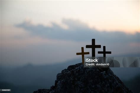 붉은 하늘과 구름과 밝은 광선 배경을 통해 빛나는 예수 그리스도의 세 거룩한 십자가 갈보리 산의 일몰 배경에 실루엣이 교차한다 부활절 개념 0명에 대한 스톡 사진 및 기타