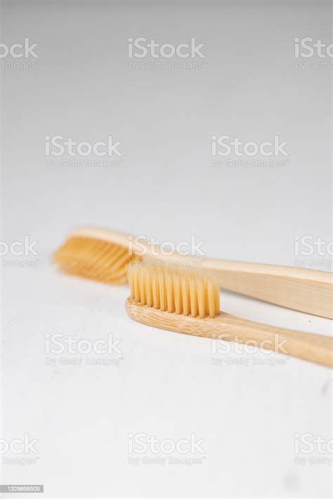 매일 인간의 위생 면봉과 면 패드 유리 또는 나무 쟁반의 배경에 밝은 배경에 대나무 칫솔을 들고 여자의 손 0명에 대한 스톡