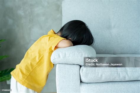 소파 뒤에 서서 숨바꼭질을 하는 어린 아시아 아이들 집에서 즐거운 시간을 보내는 사랑스러운 아이 행복한 가족은 아이들 활동 학습 활동 게임 명상과 함께 즐거운 시간을