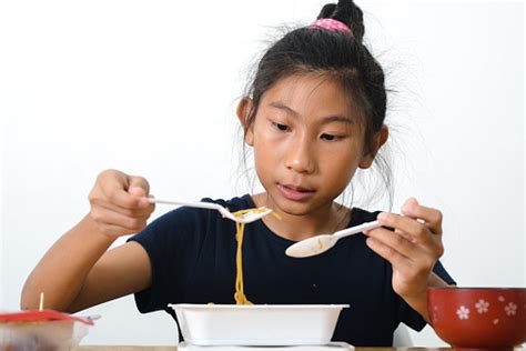 편의점 현대 라이프 스타일 컨셉에서 스파게티 음식 상자를 먹는 아시아 소녀 건강에 좋지 않은 음식에 대한 스톡 사진 및 기타 이미지 건강에 좋지 않은 음식 궁중팬