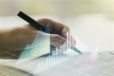 배경 은행 및 회계 개념에 노트북에 손으로 쓰기와 추상적 인 창조적 인 금융 다이어그램의 이중 노출 거래자에 대한 스톡 사진 및