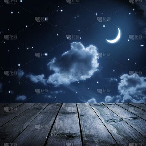 夜空中的星星和月亮