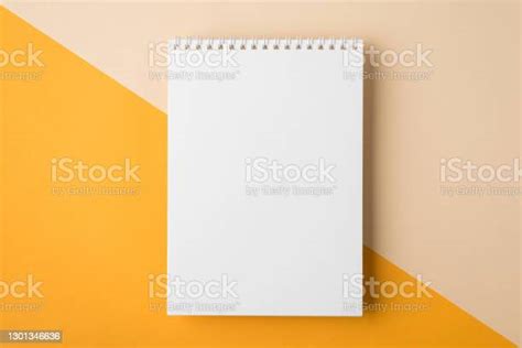 최소한의 스타일 노트 패드 머리 위 닫기 평면 레이 사진 명확한 나선형 메모장 디자인 절연 반 노란색과 베이지 색 배경 바탕 화면 복사 장소 0명에 대한 스톡 사진 및 기타