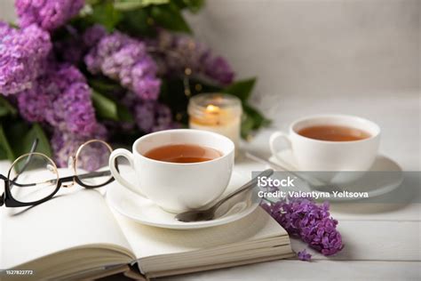 질감이 있는 회색 배경에 라일락 봄 꽃다발을 배경으로 한 녹차 한 잔 책과 촛불이 있는 낭만적인 구성 봄 차 음료 복사할 장소 0명에 대한 스톡 사진 및 기타 이미지