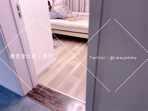 姬芭查比莉（原创） On Twitter Meiridasaitt 趁着弟弟玩儿游戏的功夫，批瘾犯了的比莉又偷摸自嗨了，没想到这时候继父回来了，不知情的比莉还沉浸在自慰的快感海洋里，刚被