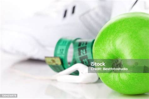 체육관 장비 및 스포츠 개념 웨이트 및 트레이닝 배경 피트니스 컨셉 0명에 대한 스톡 사진 및 기타 이미지 0명 개념 개인 장식품 Istock