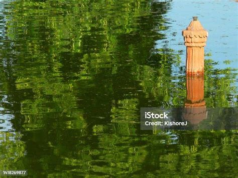 기능이없는 분수 머리와 함께 물 속의 푸른 나무의 반사에 의해 형성된 아름다운 추상 0명에 대한 스톡 사진 및 기타 이미지