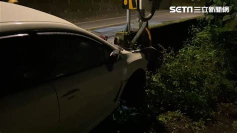 駕車夜遊烏來「自撞護欄車頭凹」！駕駛受困釀2傷 社會 三立新聞網 Setncom