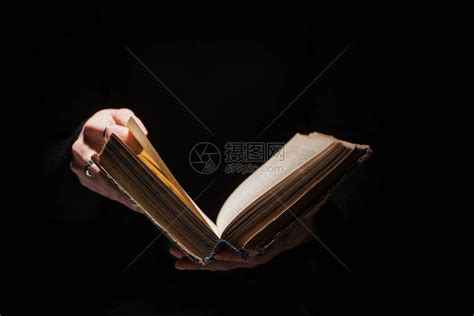 将圣经与黑色隔绝在一起的妇高清图片下载 正版图片503875925 摄图网