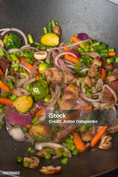 웍 클로즈업 야채와 고기를 분쇄 맛있는 음식 요리 배경 미식 수직 프레임입니다 계절에 대한 스톡 사진 및 기타 이미지 계절 고기 굽기 Istock