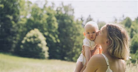 엄마와 아기 자연적 모성과 모성의 개념 아름 다운 여자와 작은 아기는 녹색 자연 배경에서 함께 행복 합니다 야외에서 아이와 함께 사랑하는 엄마 사진