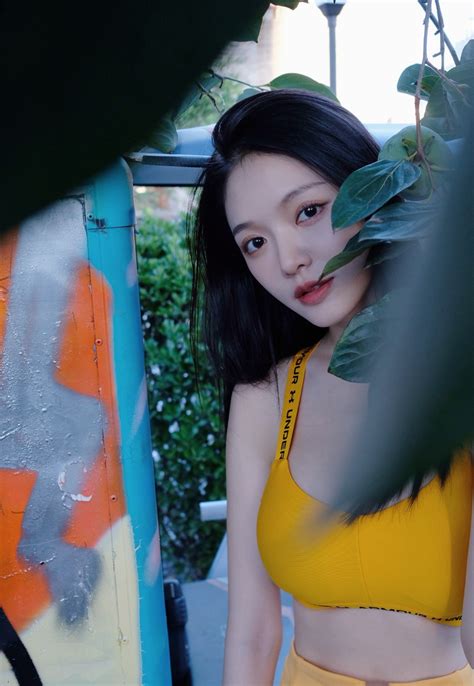 Sexiest Huang Rong Lin Yanrou Posted A Photo Showing Off Her Plump Figure In A Yellow Cropped