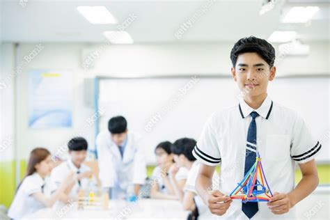고등학생 실험실 연구소 과학실험 사건 교복 중고등학교 학교건물 남학생 십대 인간의나이 미소 학교과학실험 과학 이미지 Jv11187803