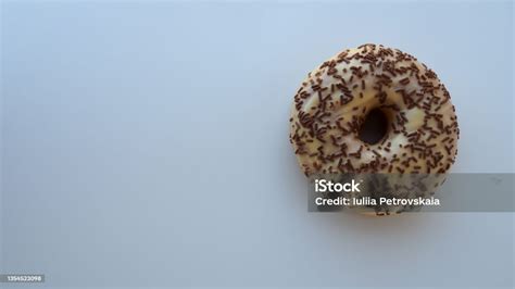 흰색 또는 회색 배경에 도넛 클로즈업 바닐라 아이싱과 초콜릿 뿌려맛있는 케이크 고칼로리 아침 식사 또는 간식 바닐라와 초콜릿 도넛 또는 반죽과 달콤한 디저트 건강에 좋지