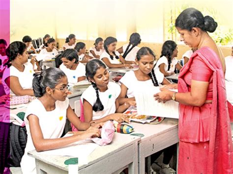 ගුරුවරියන්ගේ සාරිය ගැන අධ්‍යාපන ඇමැතිගෙන් ප්‍රකාශයක් ⋆ ධරණී