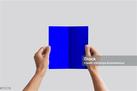 손 빈 안내 책자를 손에 들고 전단지 프리젠테이션입니다 팸플릿 손 남자입니다 남자 쇼 종이 오프셋 시트 서식 파일입니다 손에서 책 디자인을 접는 책자 접어 종이 시트 표시