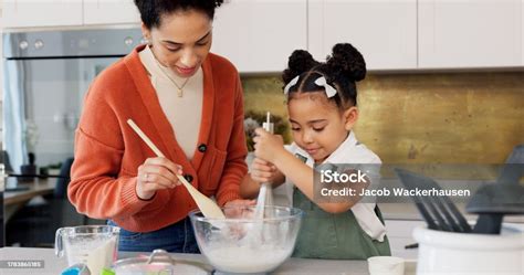 베이킹 부엌 및 그릇 배우기 도움 및 디저트 레시피에 대한 유대감을 가진 아이와 함께하는 어머니 행복한 가족 아프리카인 엄마는 집에서 밀가루로 굽고 재료와 케이크를 섞는