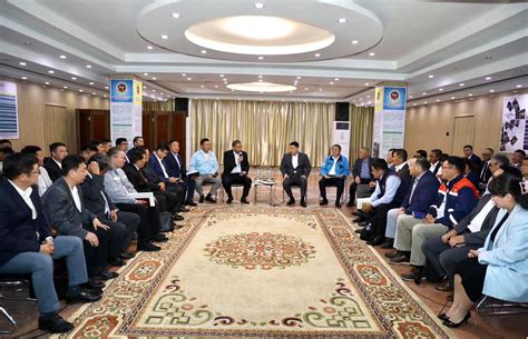 Ерөнхий сайд Л Оюун Эрдэнэ 18 дахь “Өглөөний уулзалт” аа эрчим хүчний салбарынхантай хийж байна