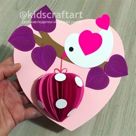 Весенняя аппликация из сердечекПочти всё выполнено из сердечек разных цветов и размеров