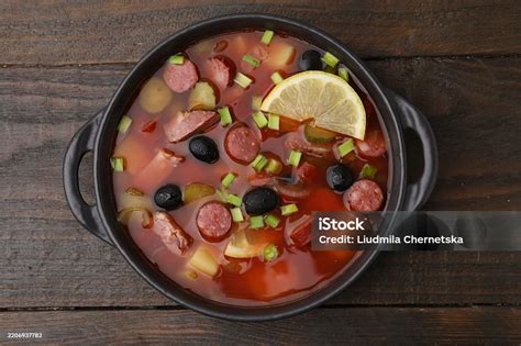 나무 테이블 위의 그릇에 담긴 얇고 마른 훈제 소시지를 곁들인 고기 Solyanka 수프 평면도 0명에 대한 스톡 사진 및 기타 이미지 Istock