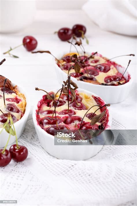 체리 Clafoutis전통적인 프랑스어 달콤한 과일 디저트 세라믹 형태 구 덩이 줄기와 체리의 체리 파이 0명에 대한 스톡 사진 및 기타 이미지 Istock
