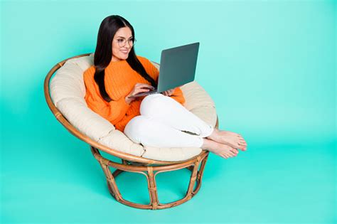 사진 매력적인 소녀 앉아 안락 의자 잡고 Pc 이빨 미소 착용 사양 오렌지 스웨터 고립 된 청록색 배경 한 명의 여자만에 대한 스톡 사진 및 기타 이미지 Istock