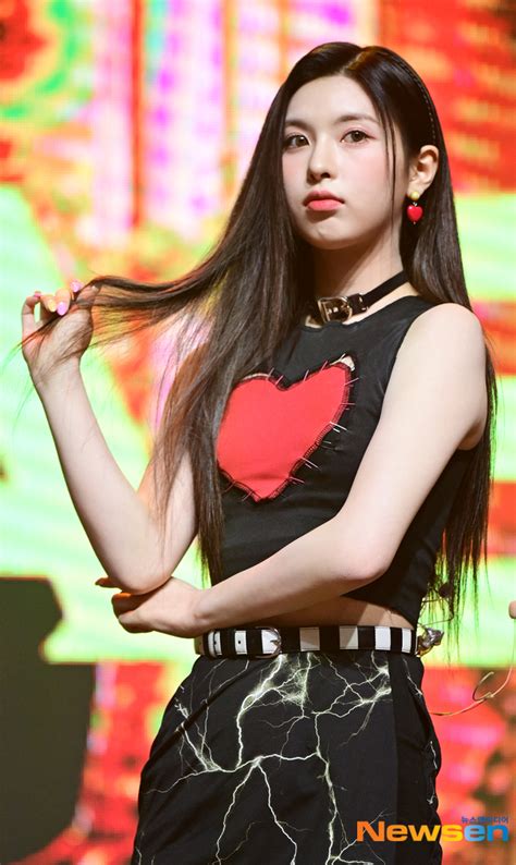 엔믹스 배이 포즈 잡는 인형 포토엔HD 뉴스인코리아