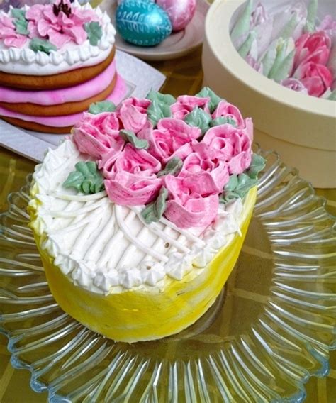 Мини тортик в данном случае в форме яйца т к сделан к Пасхе может быть круглый или