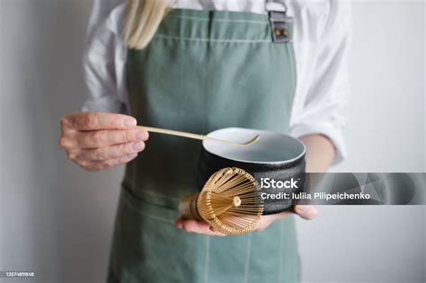 바리스타 소녀의 손에 일치하는 전통적인 악기 차샤쿠 대나무 삽 대나무 거품기 차반 말차 그릇 말차 마실 시간 부엌에 대한 스톡 사진 및 기타 이미지 Istock