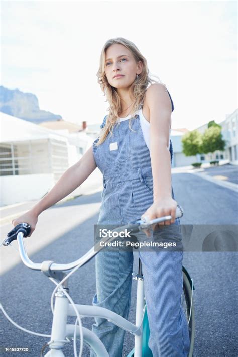 자전거 도시 및 탄소 발자국은 도시 배경에서 여름 동안 전망을 즐기는 여행 소녀와 함께 있습니다 사이클링 관광 및 제로 배출 젊은 여성이 마을에서 혼자 자전거를 타고 20