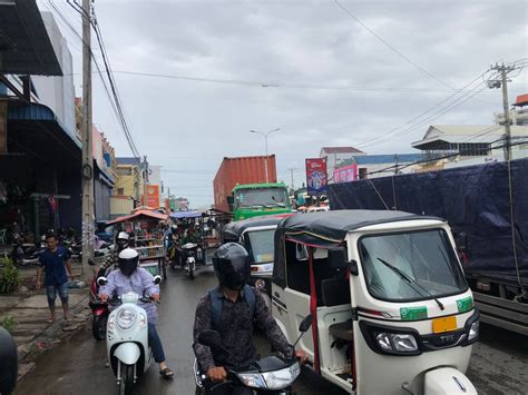 រថយន្តកុងតឺន័រហ្វ្រាំងមិនស៊ីជ្រុលបុកចូលផ្ទះជួលជុលម៉ូតូកិនម៉ូតូ៧គ្រឿង សារព័ត៌មាន នគរវត្ត