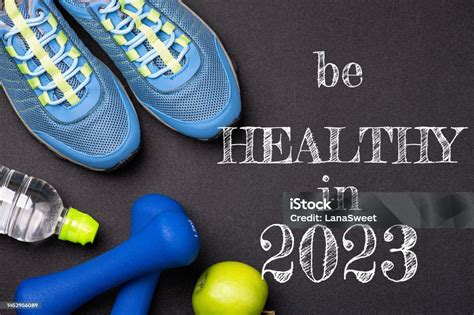 2023년 새해 결심 건강한 라이프스타일과 스포츠 2023 년에 건강하십시오 동기 부여 스포츠 목표 2023 스포츠 장비 신발 덤벨 과일 및 물병 새해목표에 대한 스톡 사진