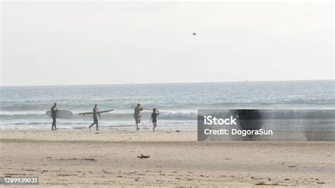 바다 해변에 사람들 서핑 보드를 가진 서퍼 남자는 서핑을 이동합니다 금속 탐지기 캘리포니아 미국 남자 건강한 생활방식에 대한 스톡 사진 및 기타 이미지 Istock