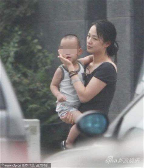 性感辣妈周韵携两子游泳保持好身材 组图 新浪女性 新浪网