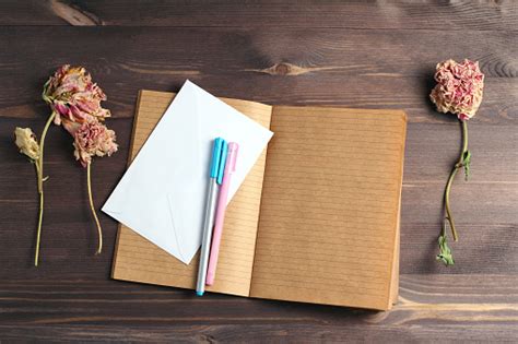 크래프트 종이 흰색 봉투 필기 기구와 말린 분홍색 꽃이있는 노트북 맨 위 뷰 컴포지션 0명에 대한 스톡 사진 및 기타 이미지 0명 3월 개념 Istock