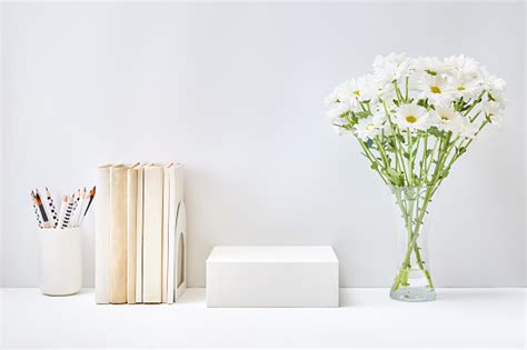 빈 흰색 상자와 책 꽃병에 하얀 꽃 밝은 배경에 사무용품 광고 제품 표시를 위한 모형 배너 책에 대한 스톡 사진 및 기타 이미지