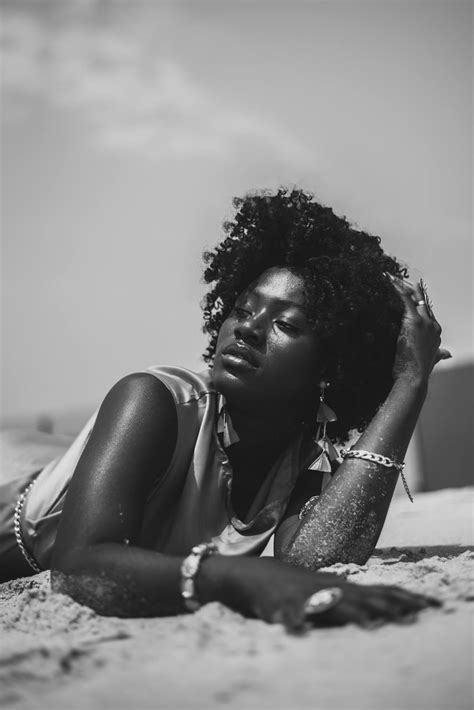 검은색 고요한 고요함 곱슬머리 레저 모래 미니멀리스트 보석 보헤미안풍 부담없는 블랙 앤 화이트 비치웨어