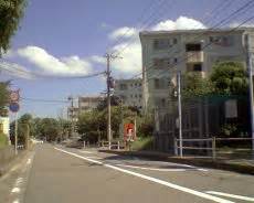 少女ふたりで公団住宅の窓に 紀行道中写真館